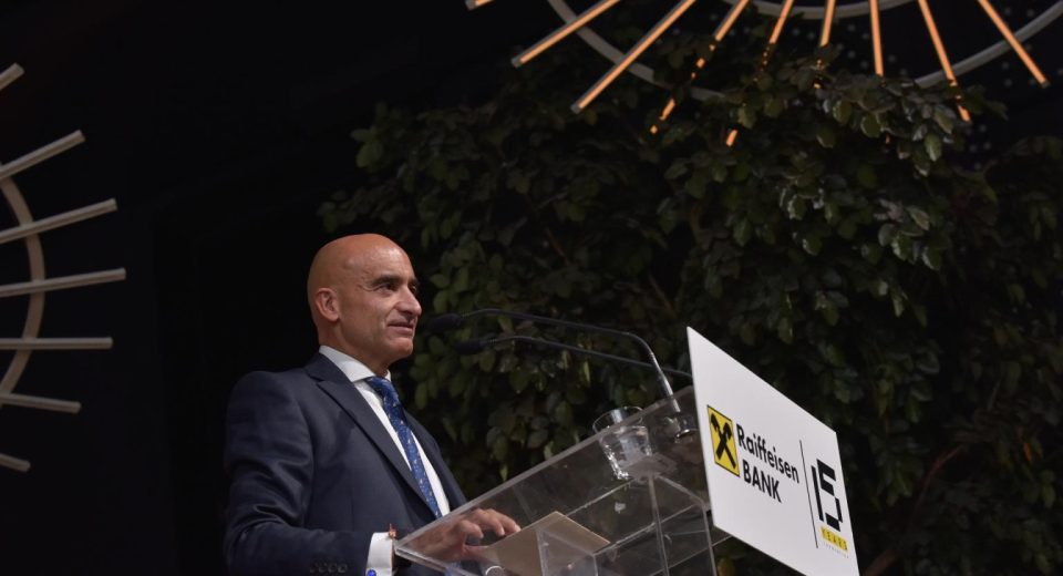 Thellohet skandali i kredive/ Raiffeisen informoi disa herë qeverinë ... Thellohet skandali i kredive/ Raiffeisen informoi disa herë qeverinë ...